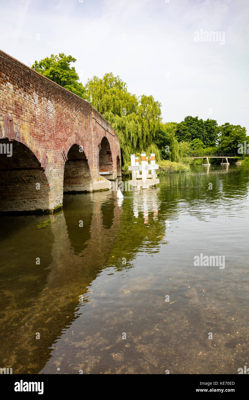 The River Thames at Sonning lock and bridge, along the Thames Path ...