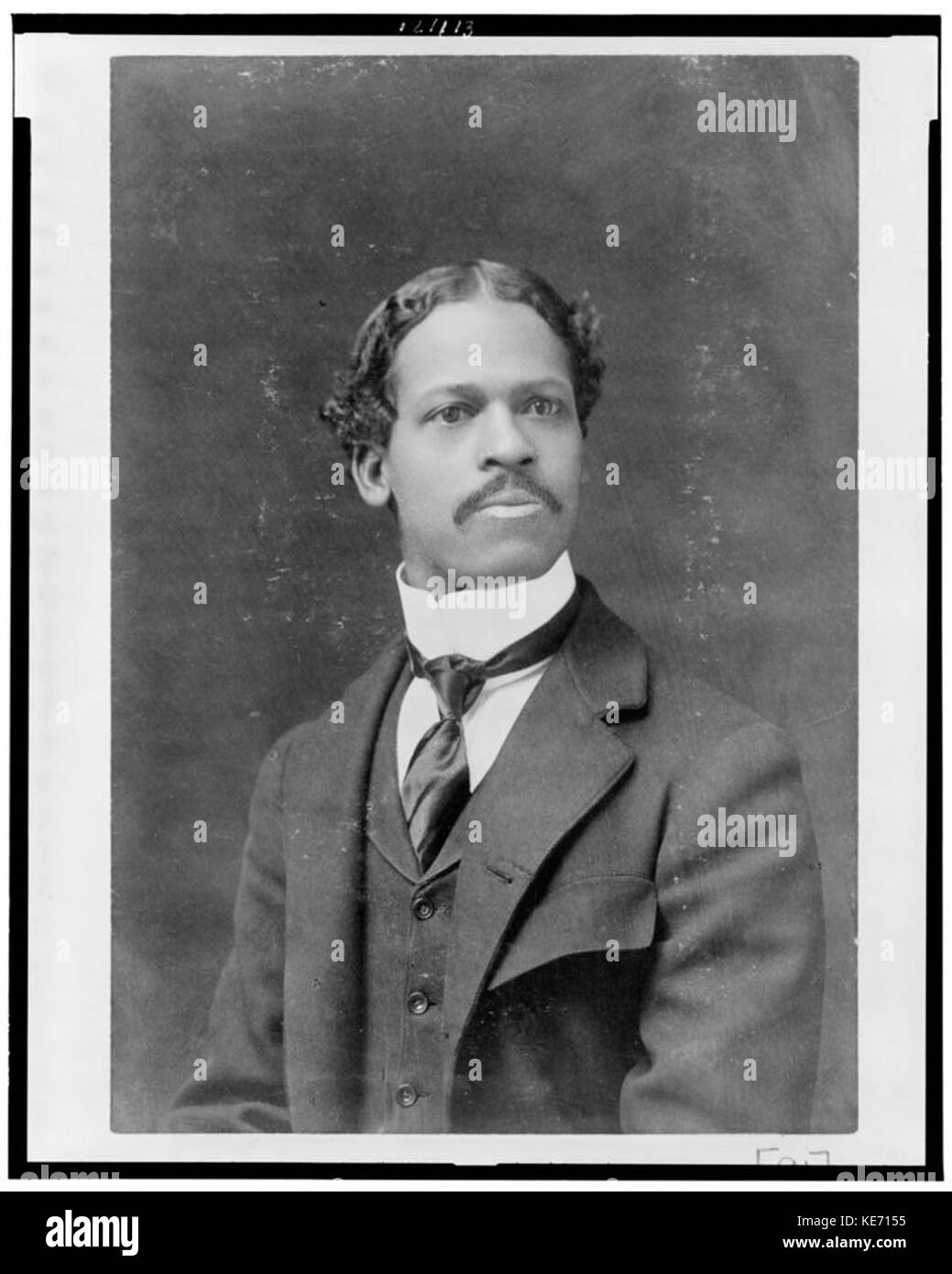 Young man facing right hi-res stock photography and images - Alamy