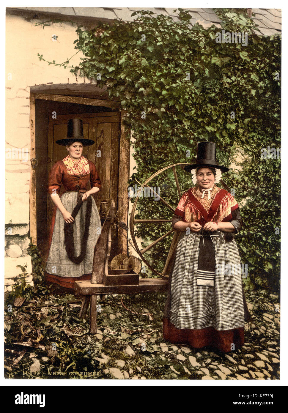 Welsh spinners and spinning wheel, Wales LCCN2001703565 Stock Photo - Alamy