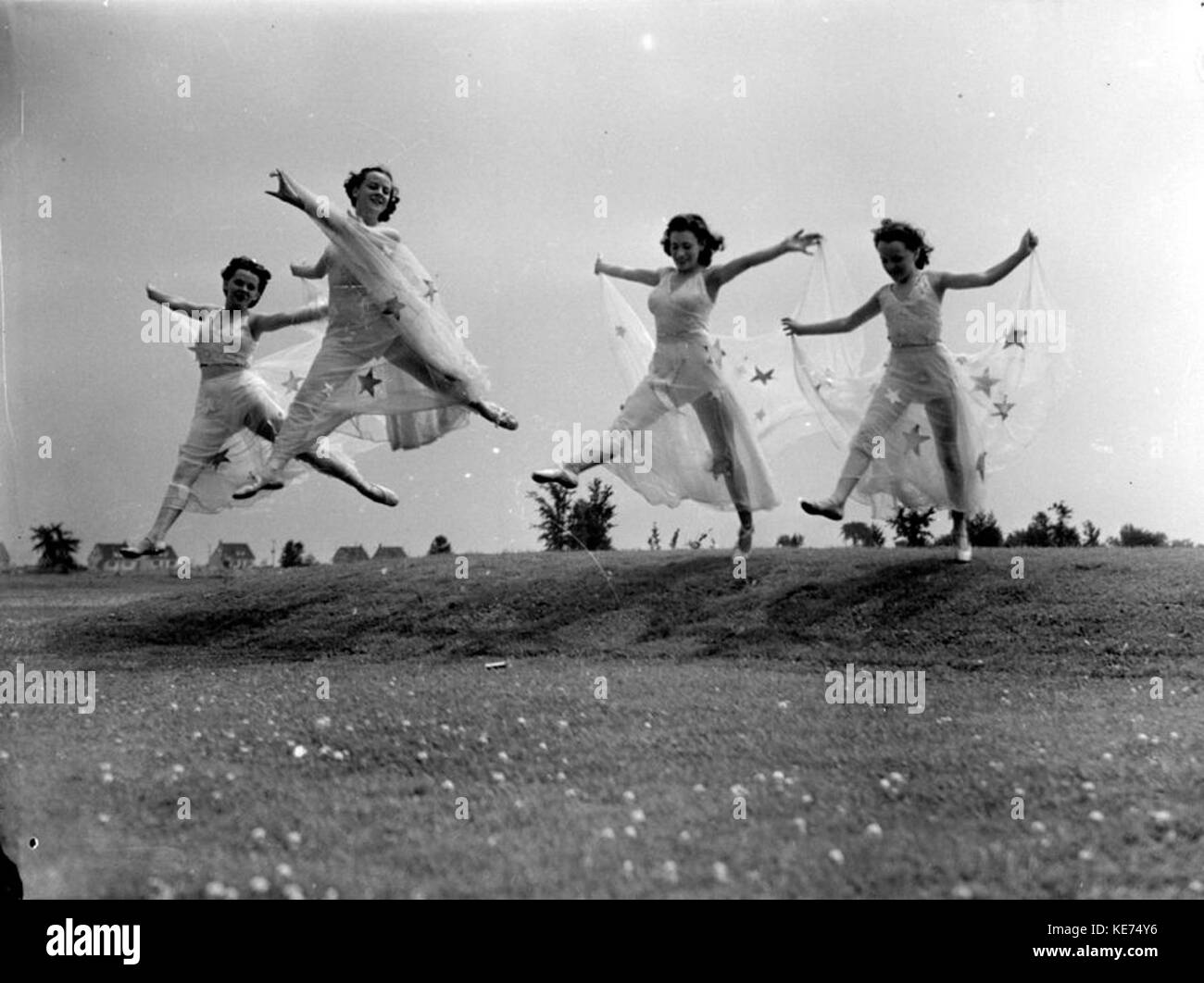 Dance. Thumbs up Ballet BAnQ P48S1P08915 Stock Photo - Alamy