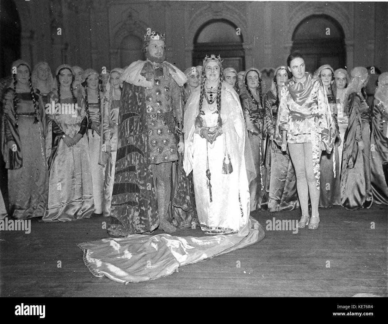 9900 A medieval king and queen and attendants Stock Photo - Alamy