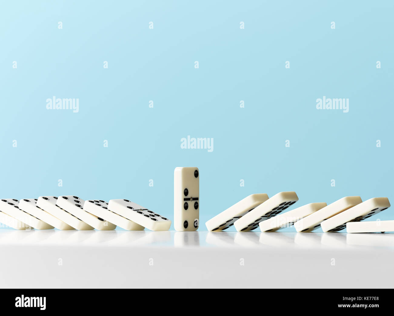 Dominos falling hi-res stock photography and images - Alamy