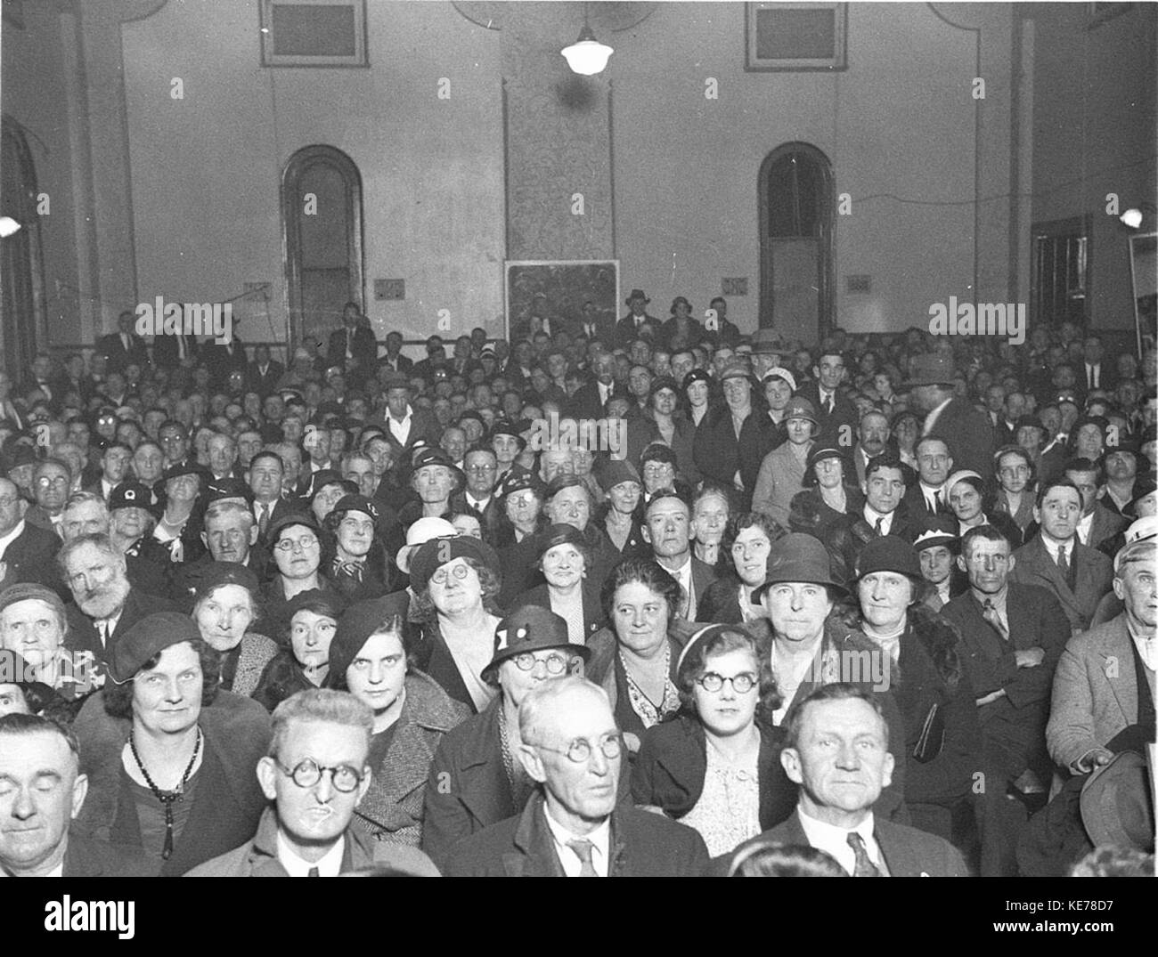 Crowd watching public hi-res stock photography and images - Alamy