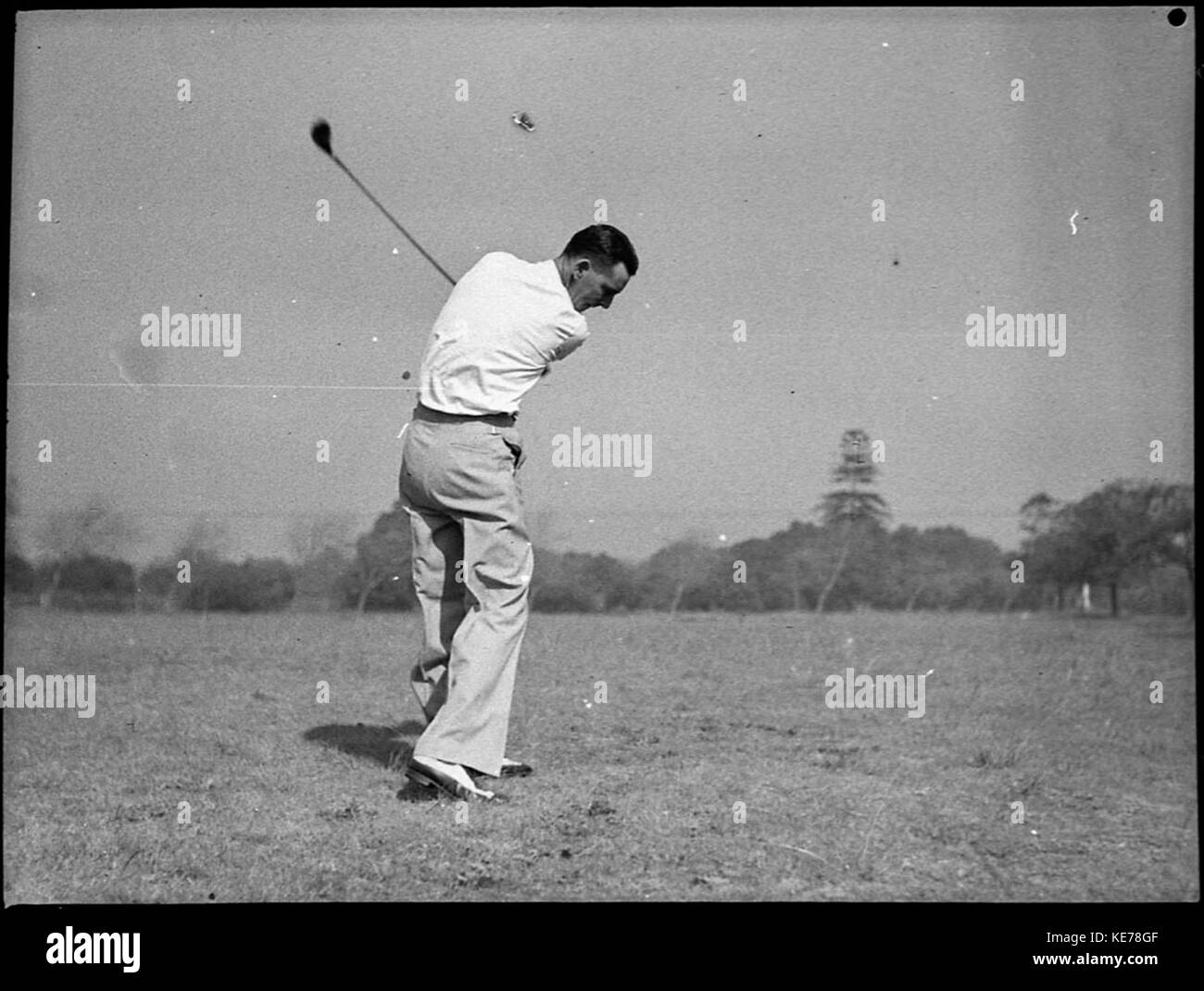 23747 Dan Cullen demonstrating golf technique for the camera at ...