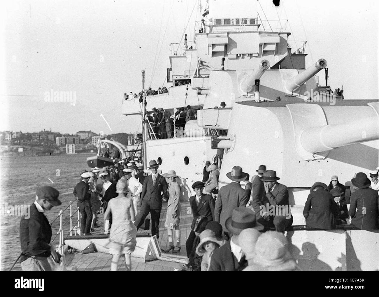 50972 HMAS Australia II arrives in Sydney and is open to the public ...