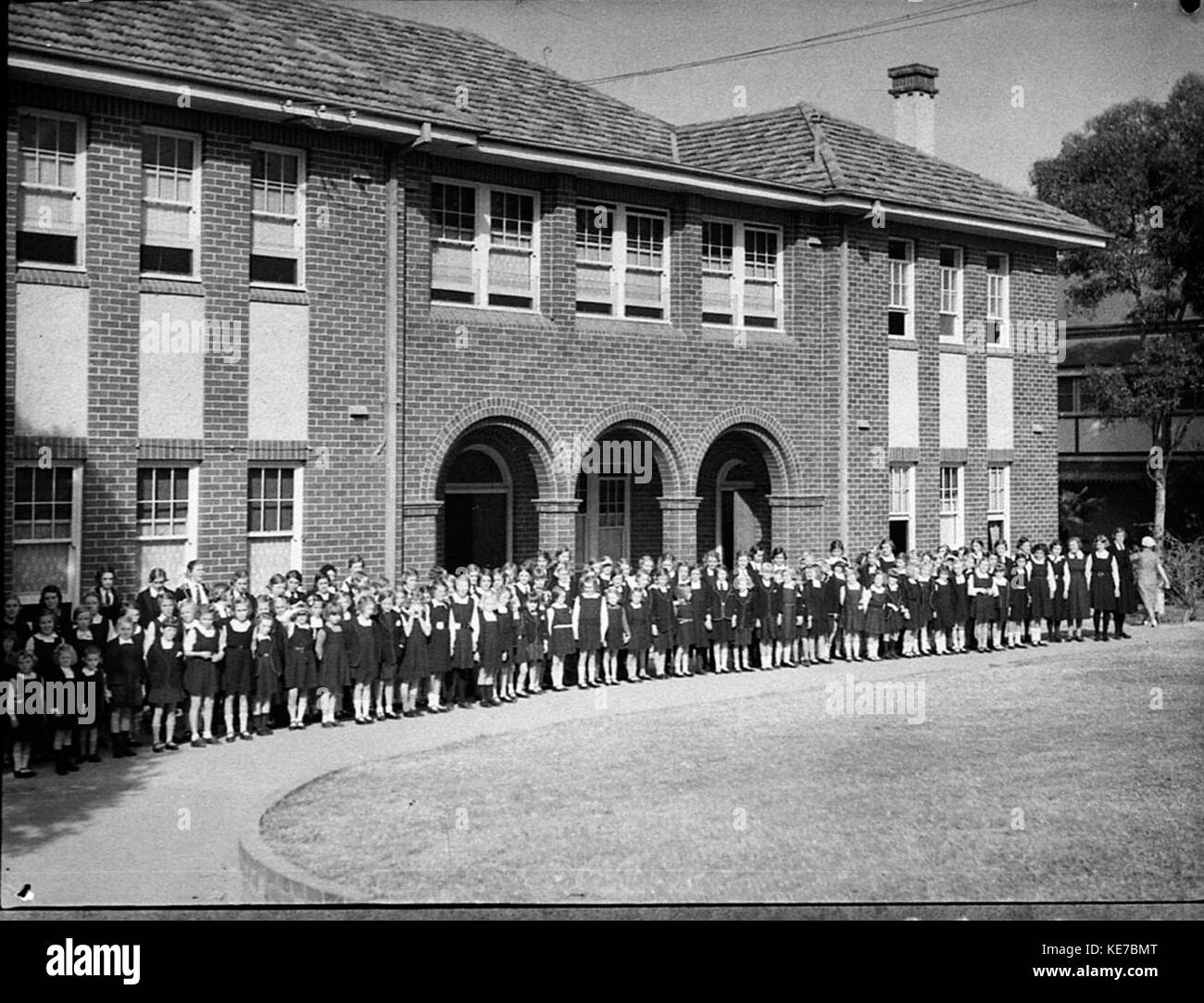 19142 Orphanage outing to Gracie Fields picture taken for British ...