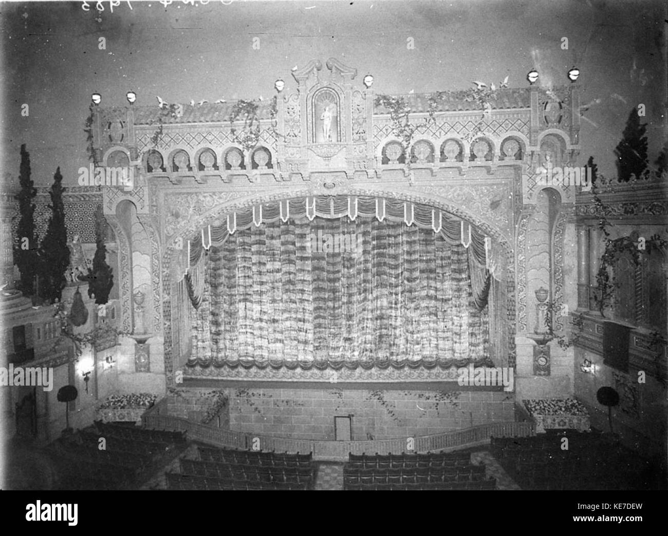 Orchestra pit hi-res stock photography and images - Alamy