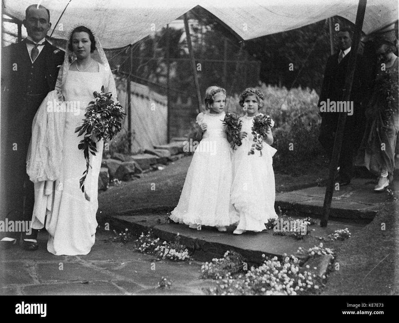 51902 WhitneyFriend bridal couple and two flower girls arrive at ...