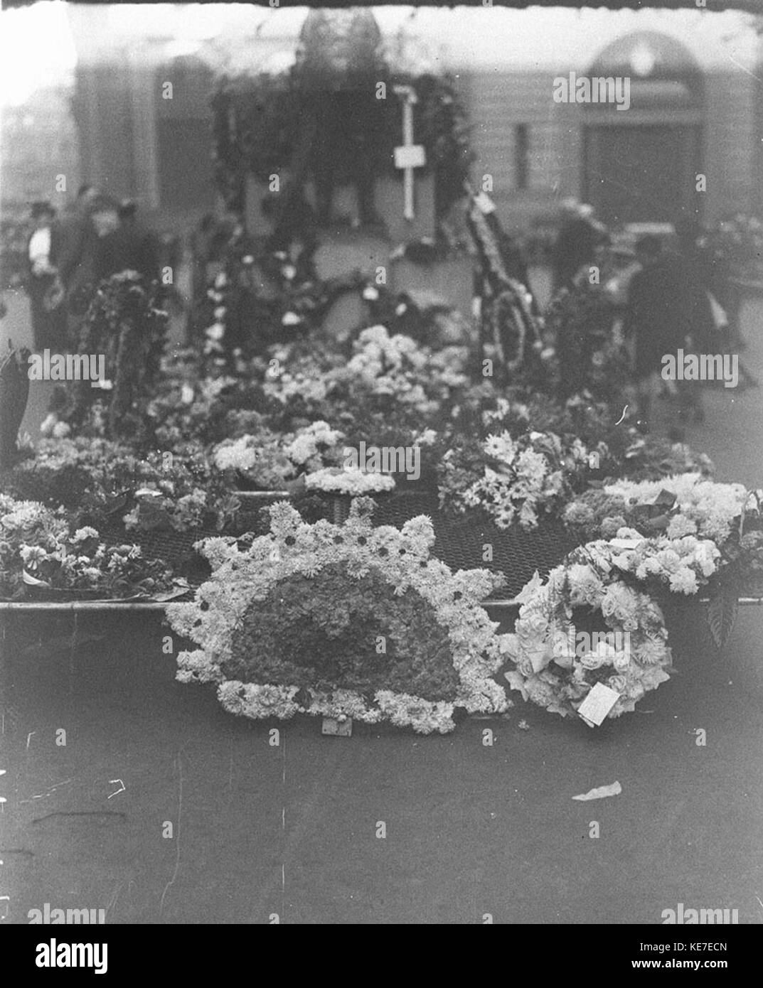 Cenotaph remembrance day wreaths hi-res stock photography and images ...