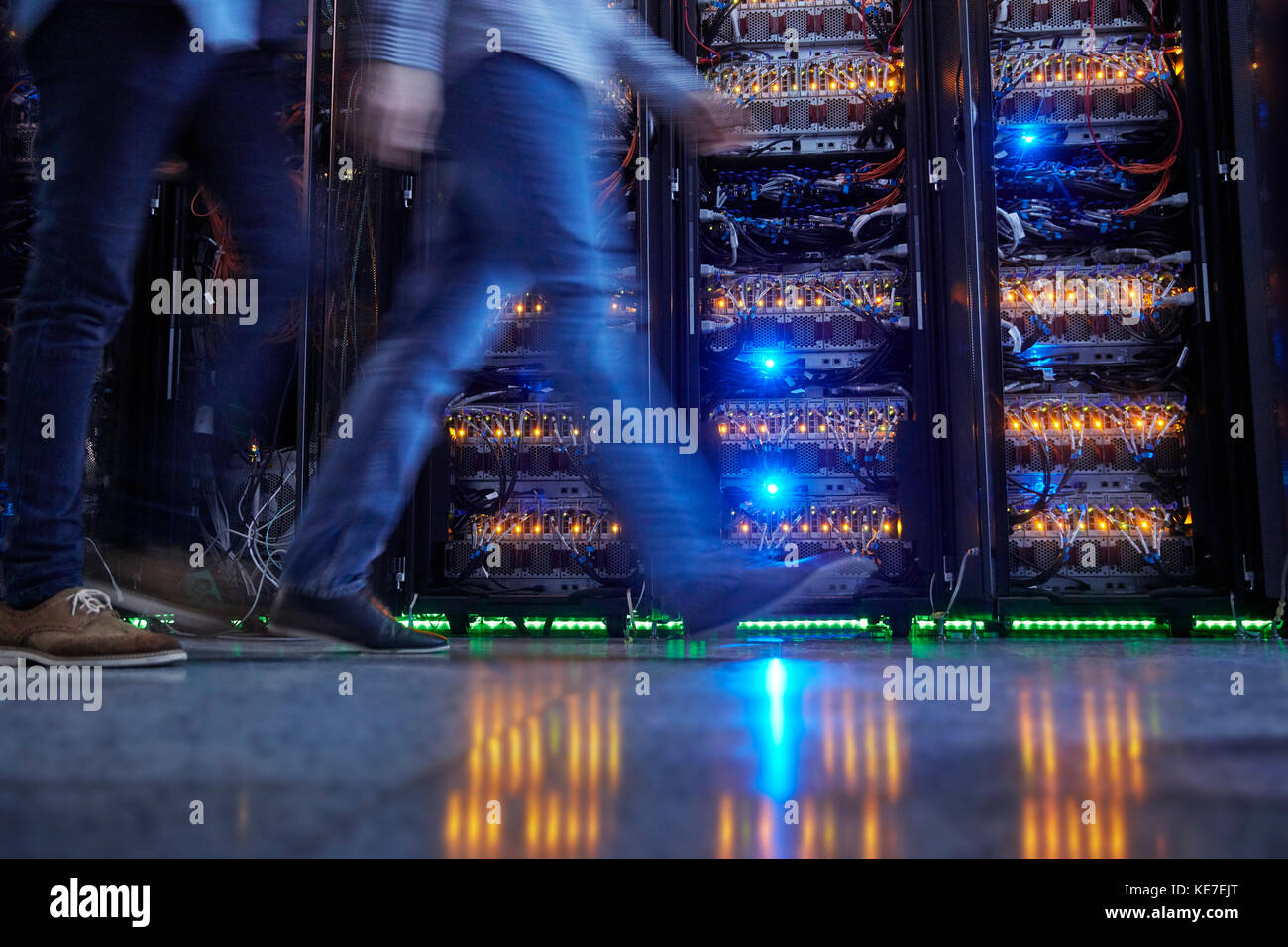 Server room hi-res stock photography and images - Alamy