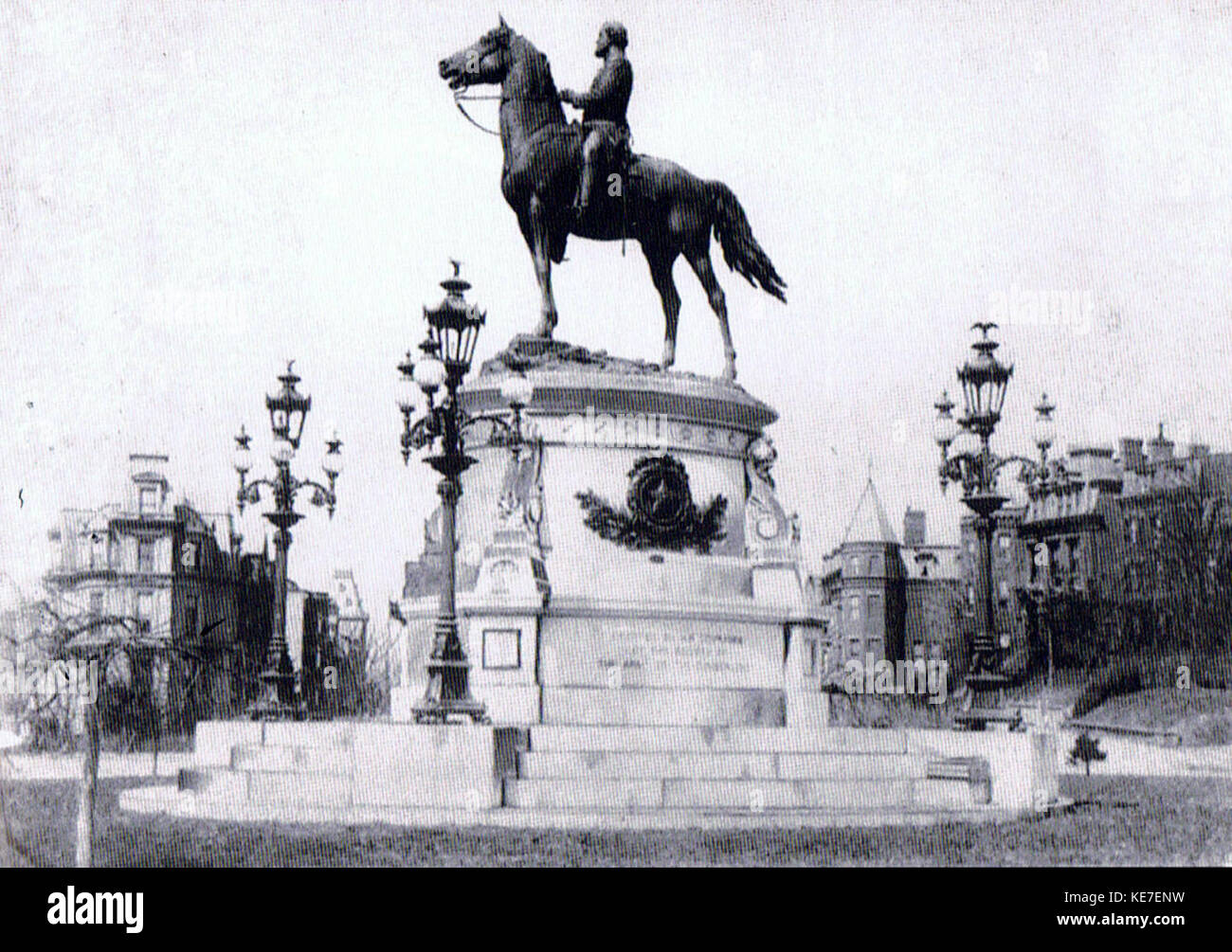 Thomas statue gas lamps Stock Photo - Alamy