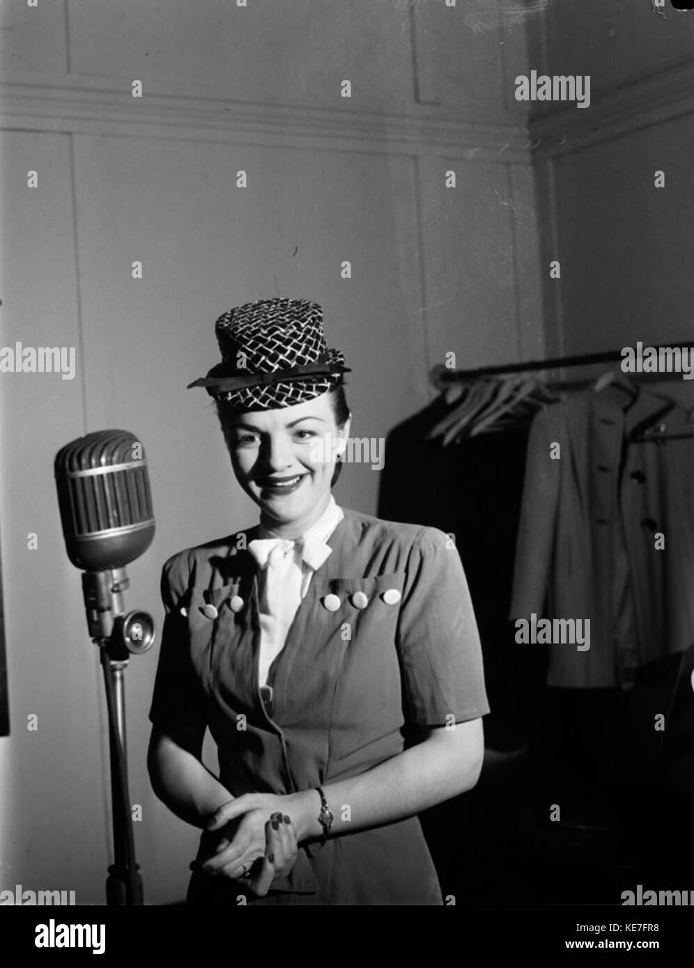 Radio. Revoir Paris. Alys Robi BAnQ P48S1P23143 Stock Photo - Alamy