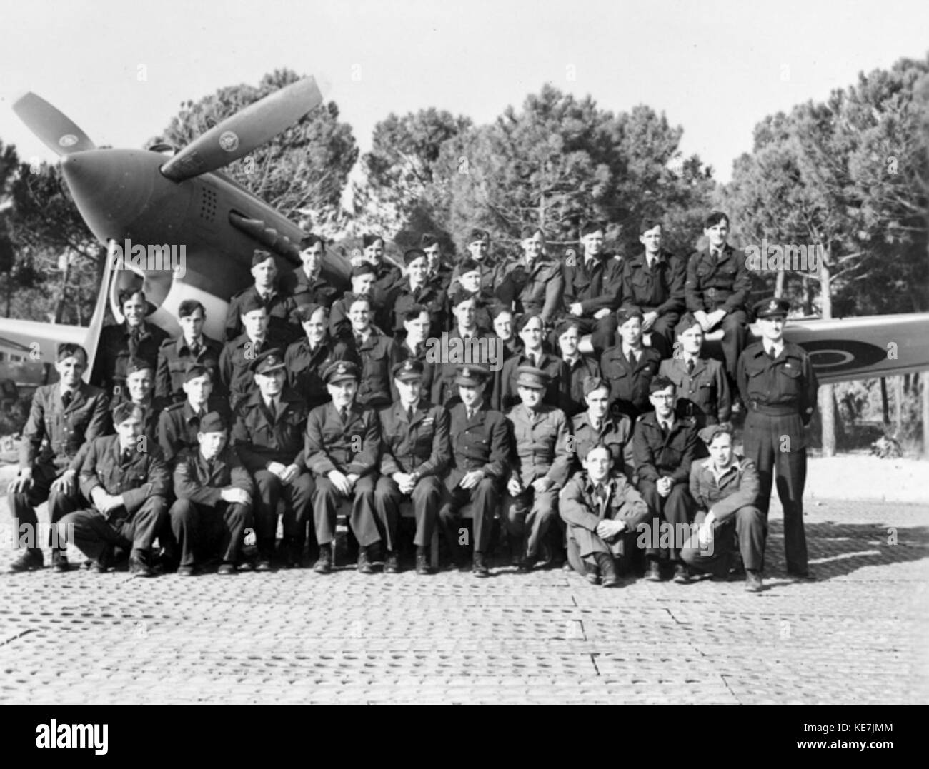AWM MEB0301 No 450 Squadron RAAF group portrait Italy May 1945 Stock ...