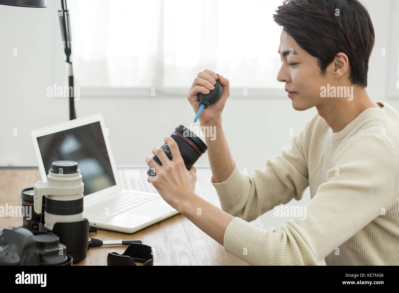 Side view portrait of male photographer Stock Photo - Alamy
