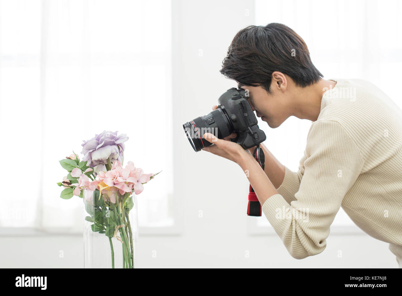 Side view portrait of male photographer Stock Photo - Alamy