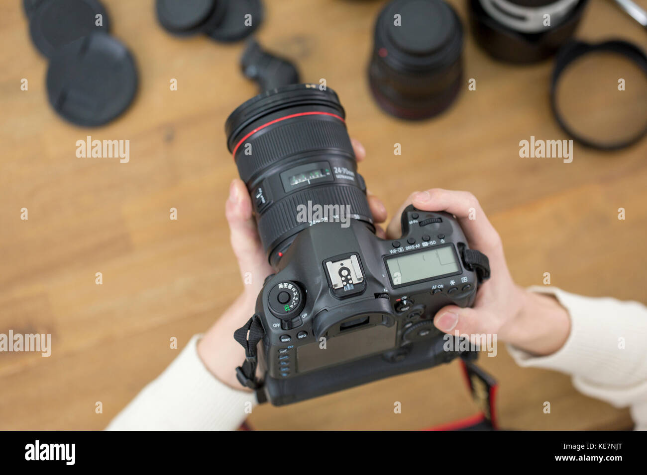 Hand holding a camera Stock Photo - Alamy