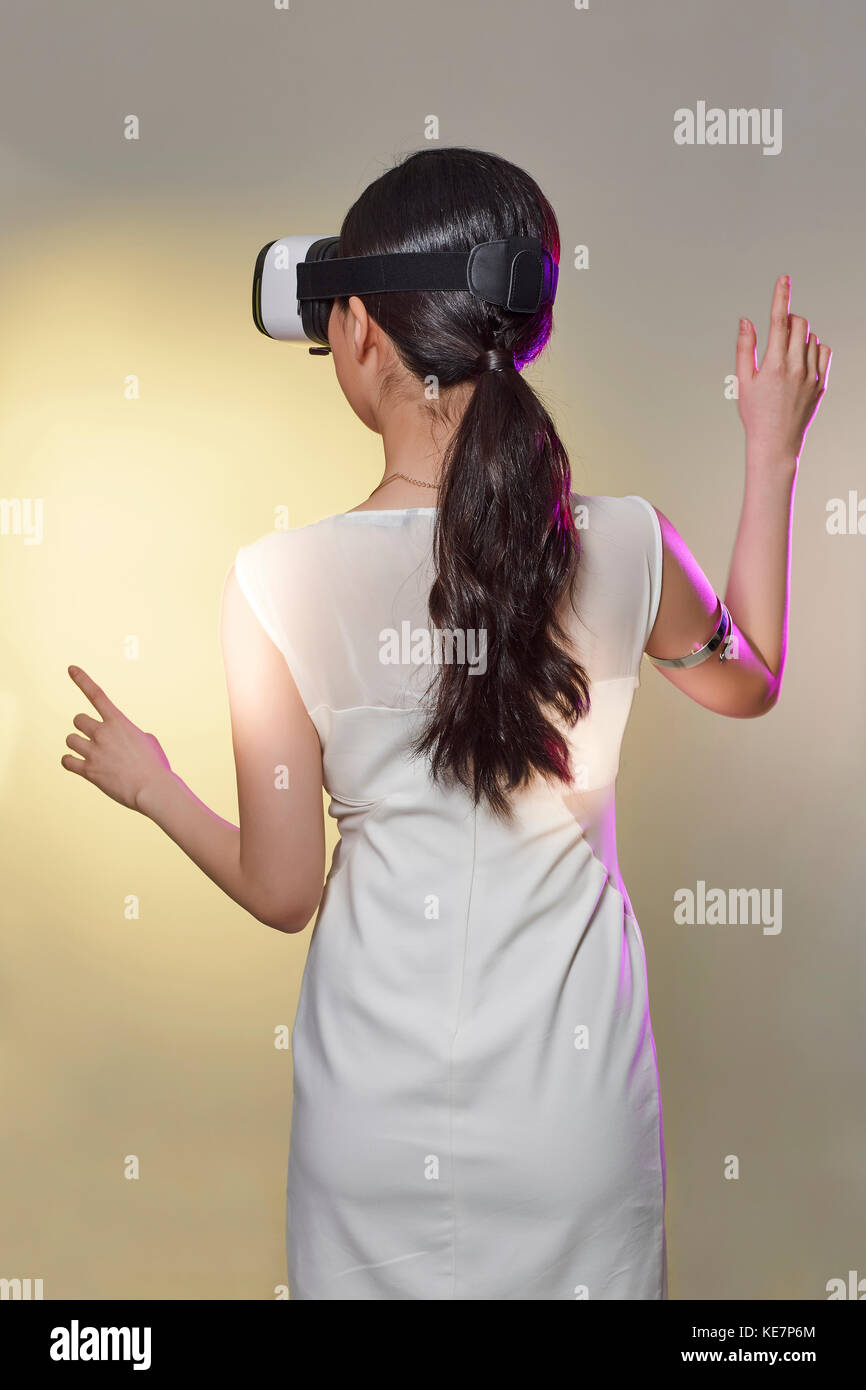 Back of young woman with virtual reality headset Stock Photo - Alamy