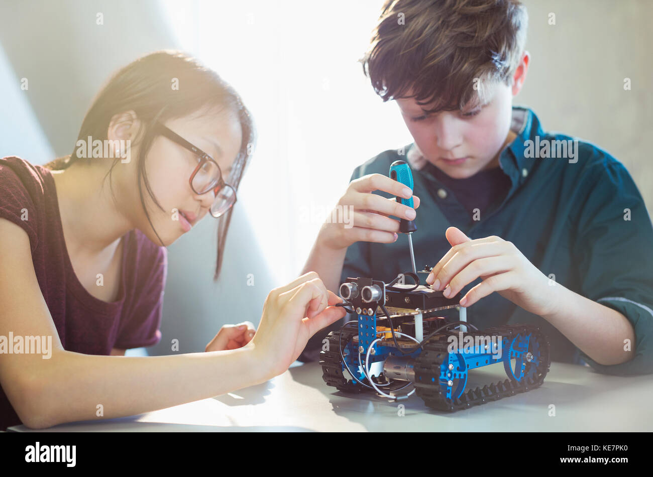 Electronics classroom hi-res stock photography and images - Alamy