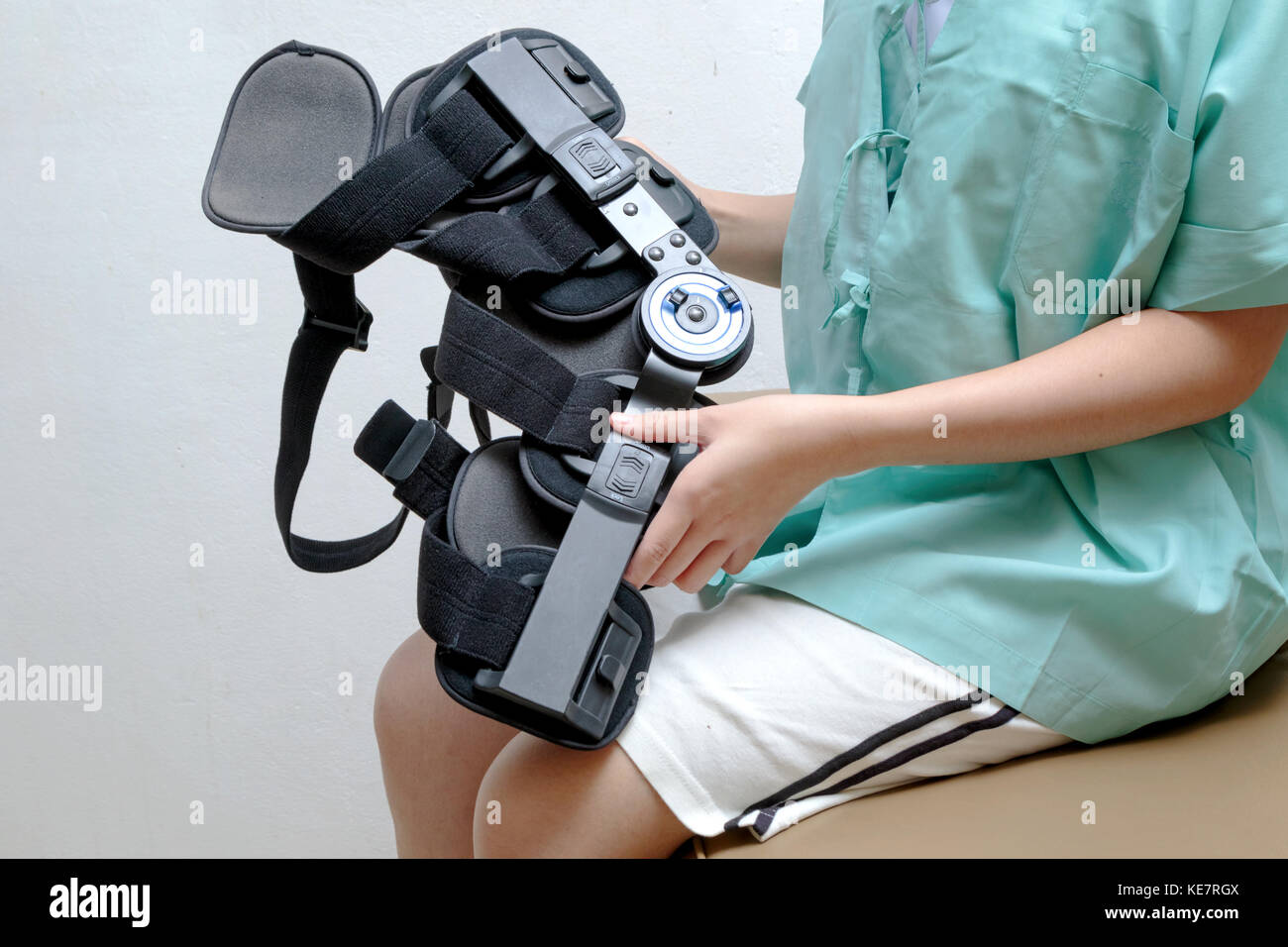 Leg splint hi-res stock photography and images - Alamy