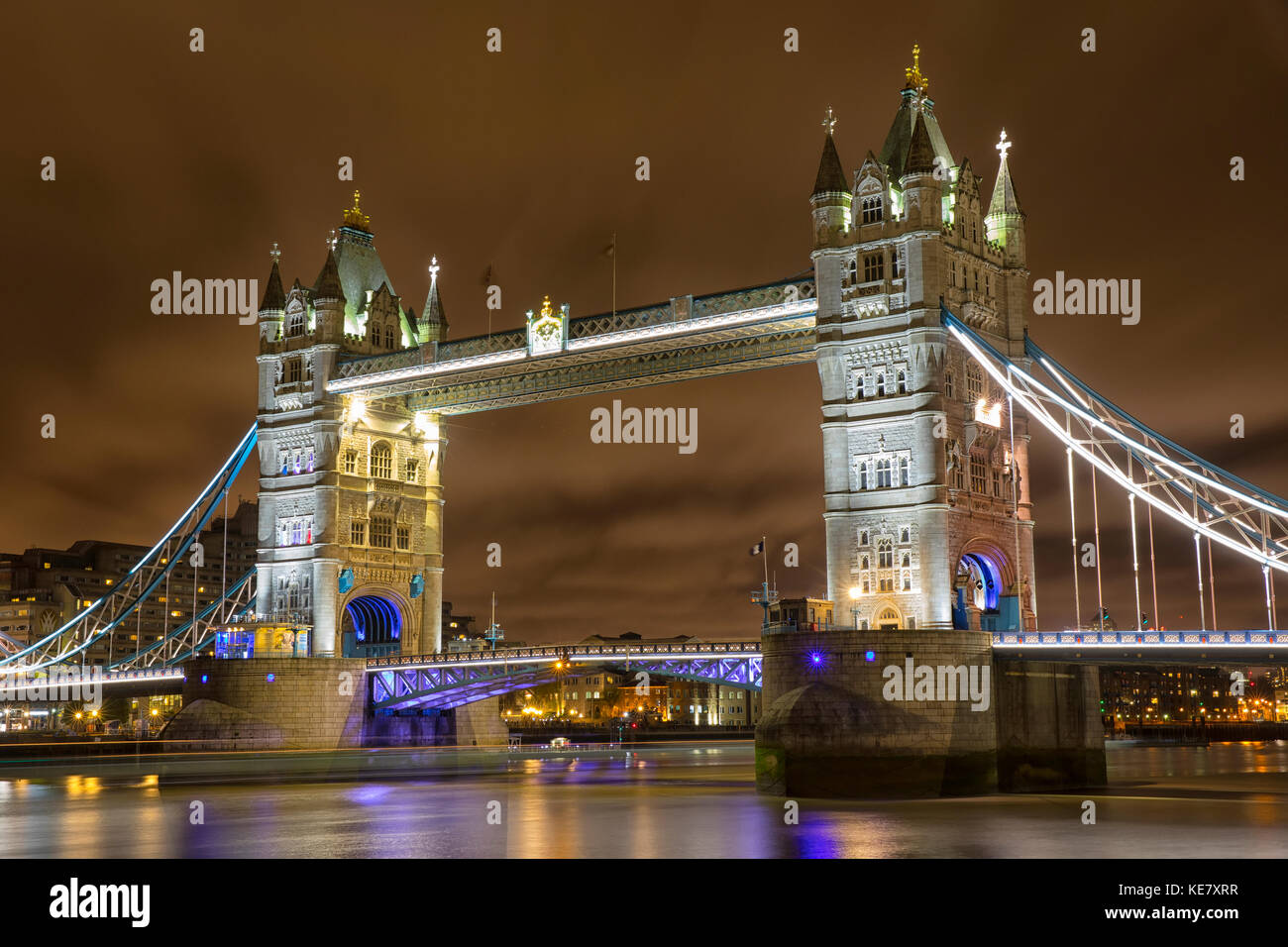 Night city of london hi-res stock photography and images - Alamy