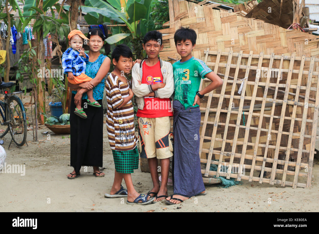 Longyi girl hi-res stock photography and images - Alamy
