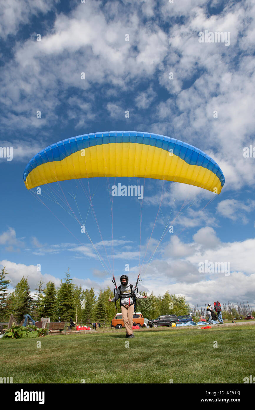 Man learning paragliding hi-res stock photography and images - Alamy