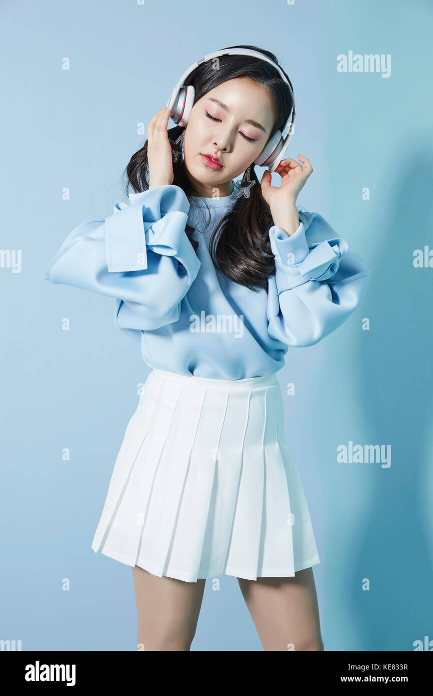 Young woman listening to music closing her eyes Stock Photo - Alamy