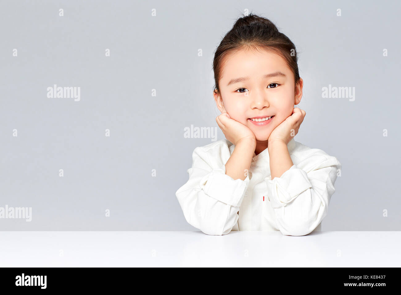 Portrait of smiling girl posing Stock Photo - Alamy