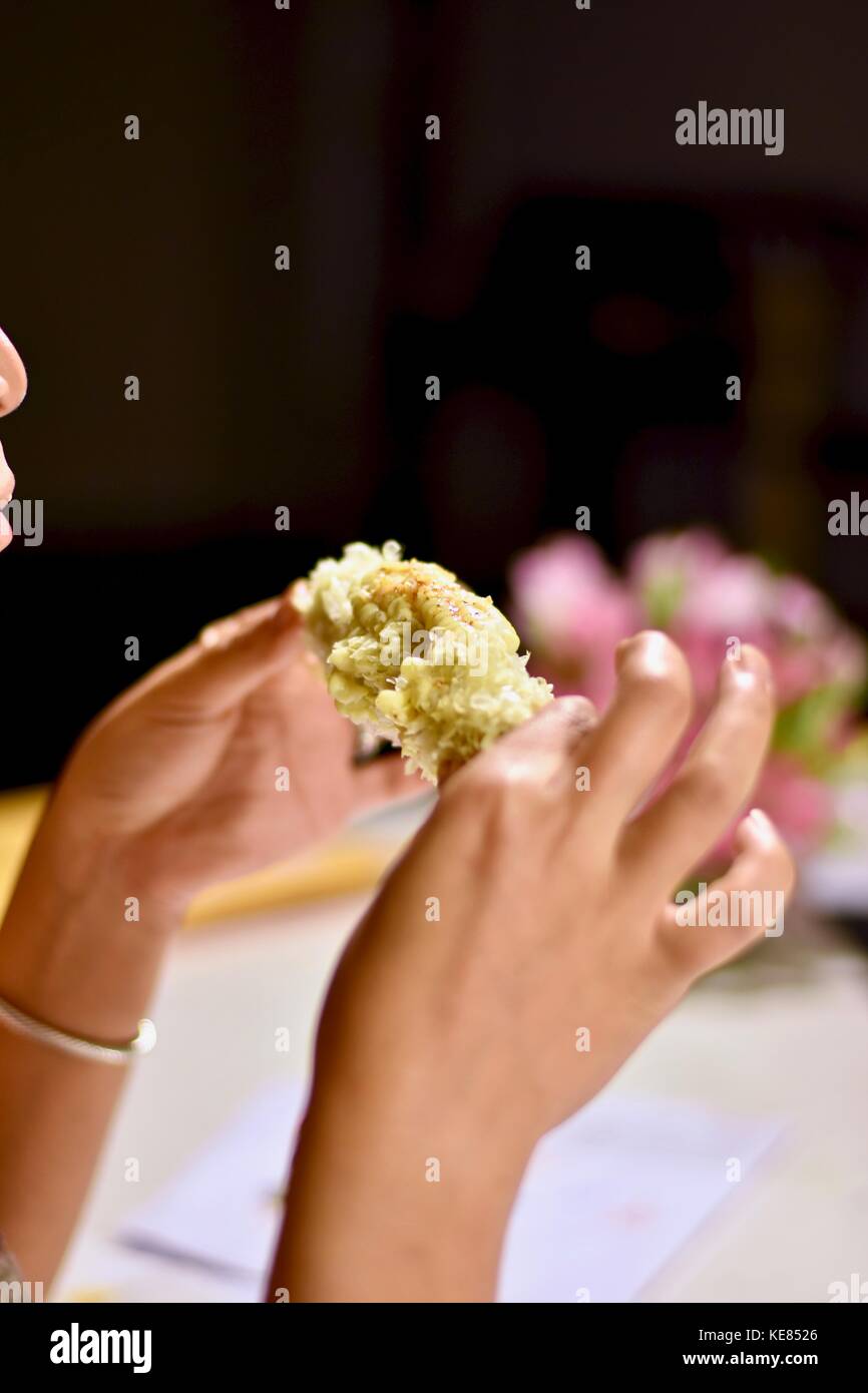 Eating corn on the cob Stock Photo - Alamy