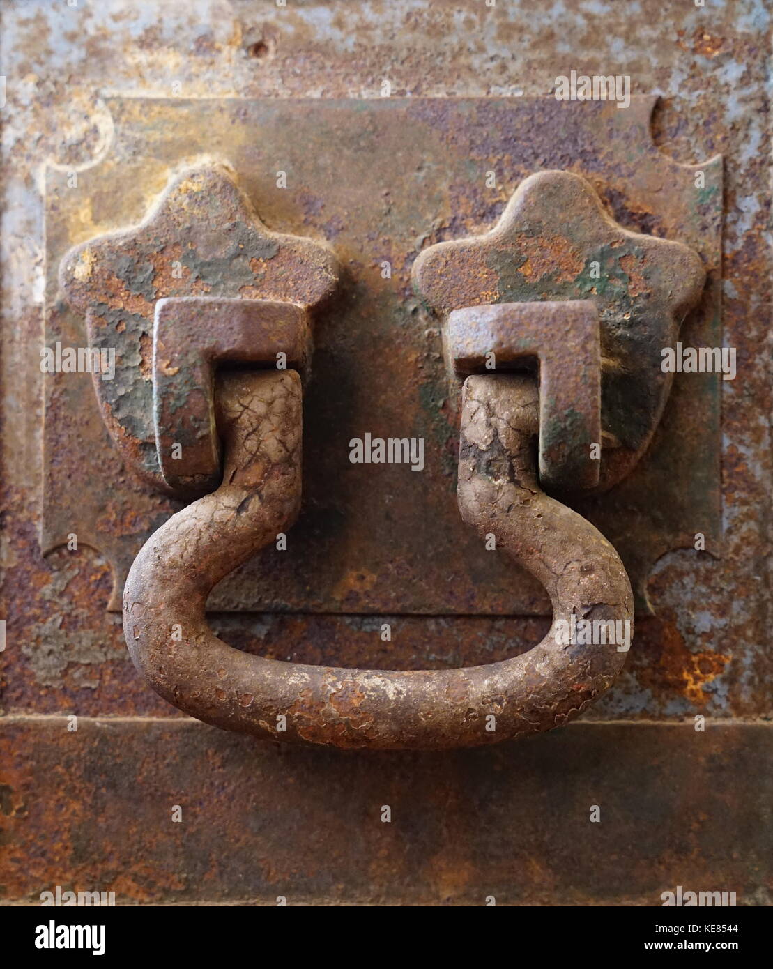Close up vintage old rusty steel handle on treasure box Stock Photo - Alamy
