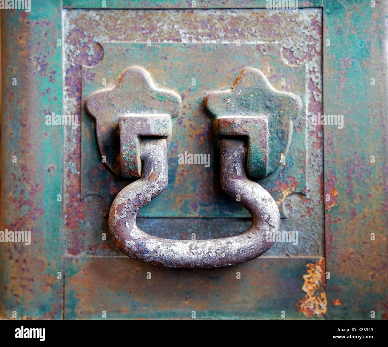 Close up vintage old rusty steel handle on green treasure box Stock ...