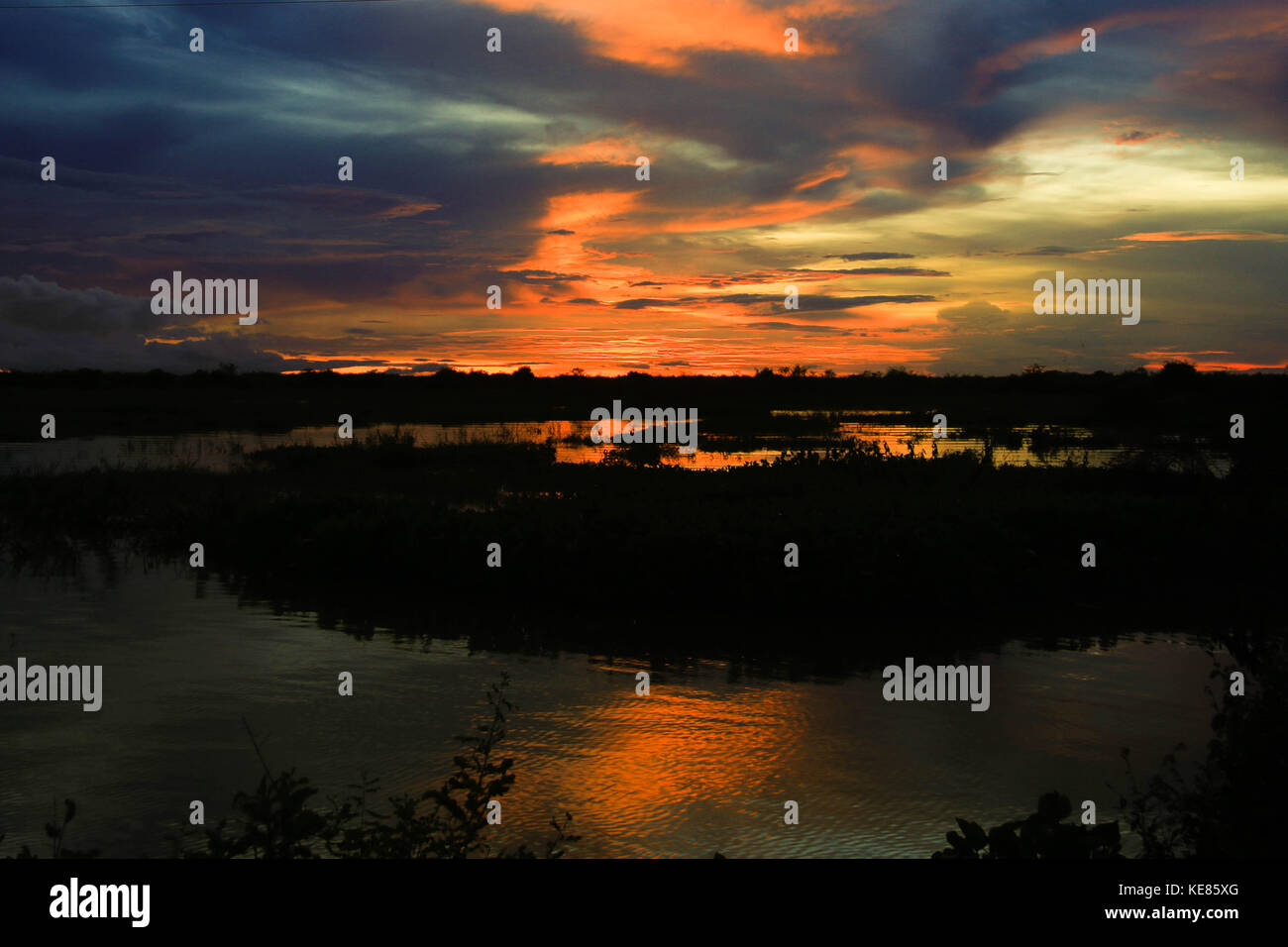 The beautiful sunset at the Tonle Sap Lake Stock Photo - Alamy