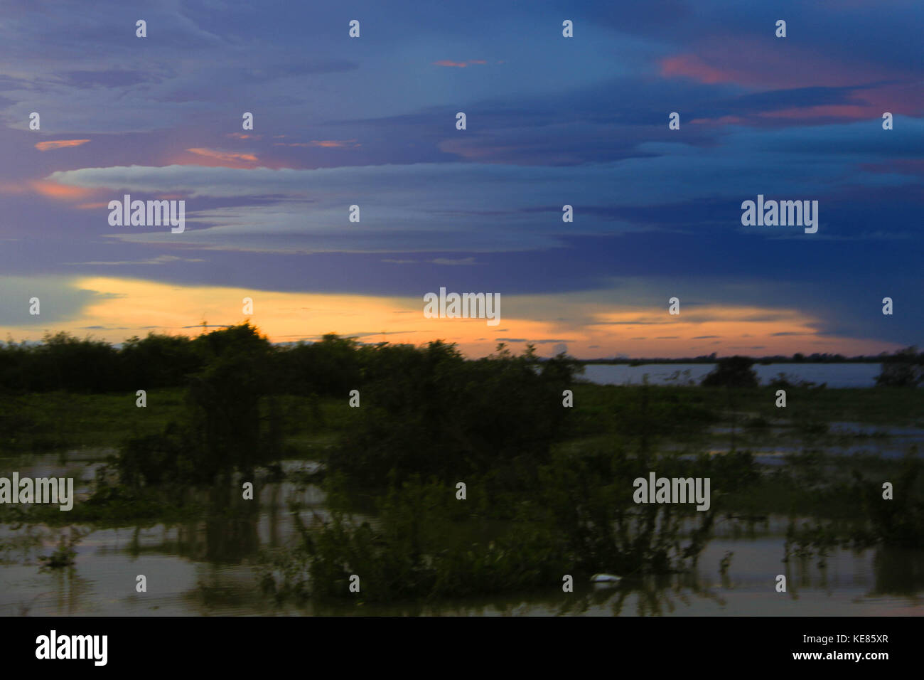 The beautiful sunset at the Tonle Sap Lake Stock Photo - Alamy