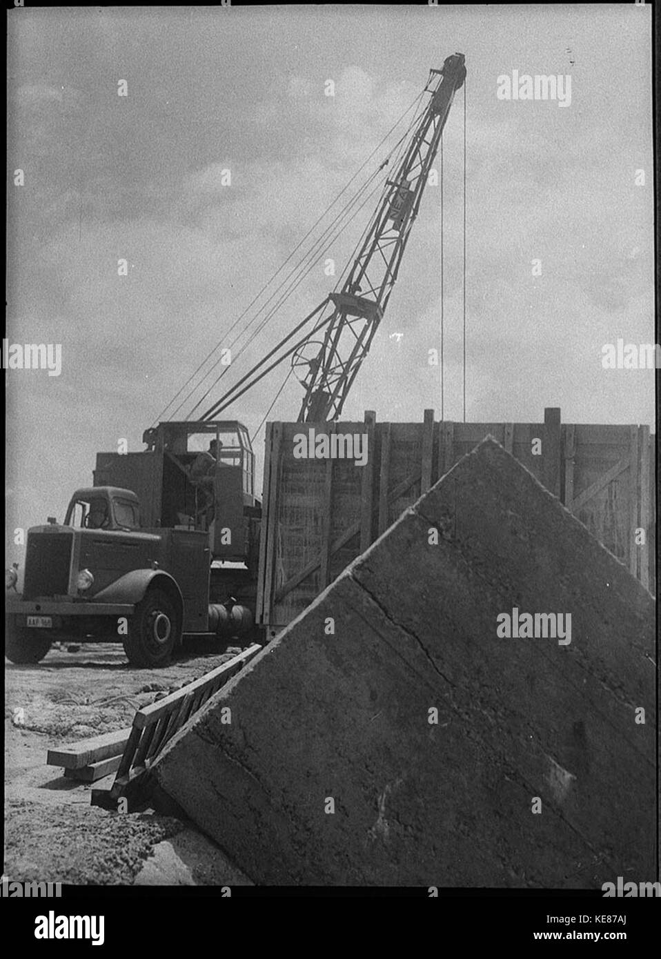 32353 Dropping concrete blocks on breakwater Stock Photo - Alamy