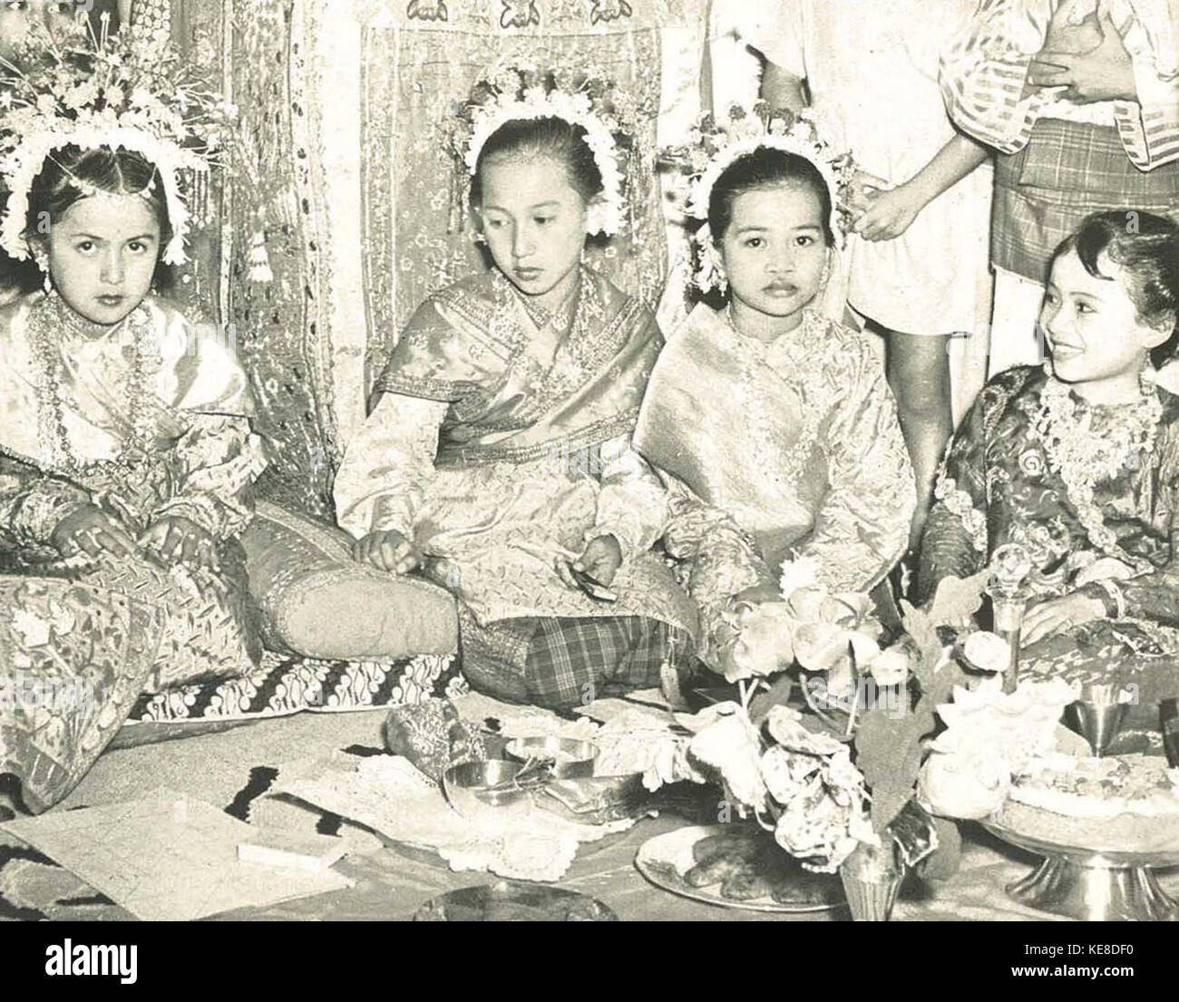 Minangkabau girls, Wanita di Indonesia p16 (G Muller Stock Photo - Alamy