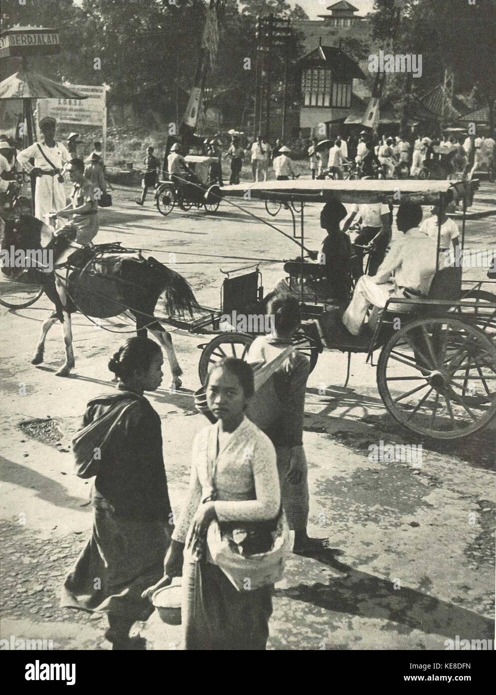 Streets of Yogyakarta, Wanita di Indonesia p33 (Charles Breyer Stock ...