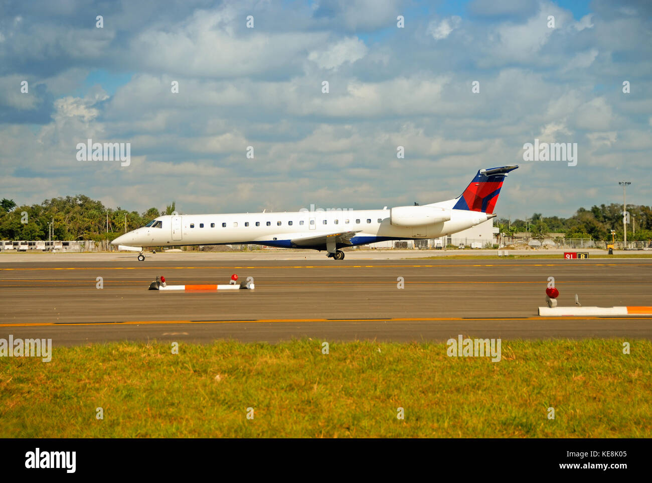 Regional passenger jet hi-res stock photography and images - Alamy