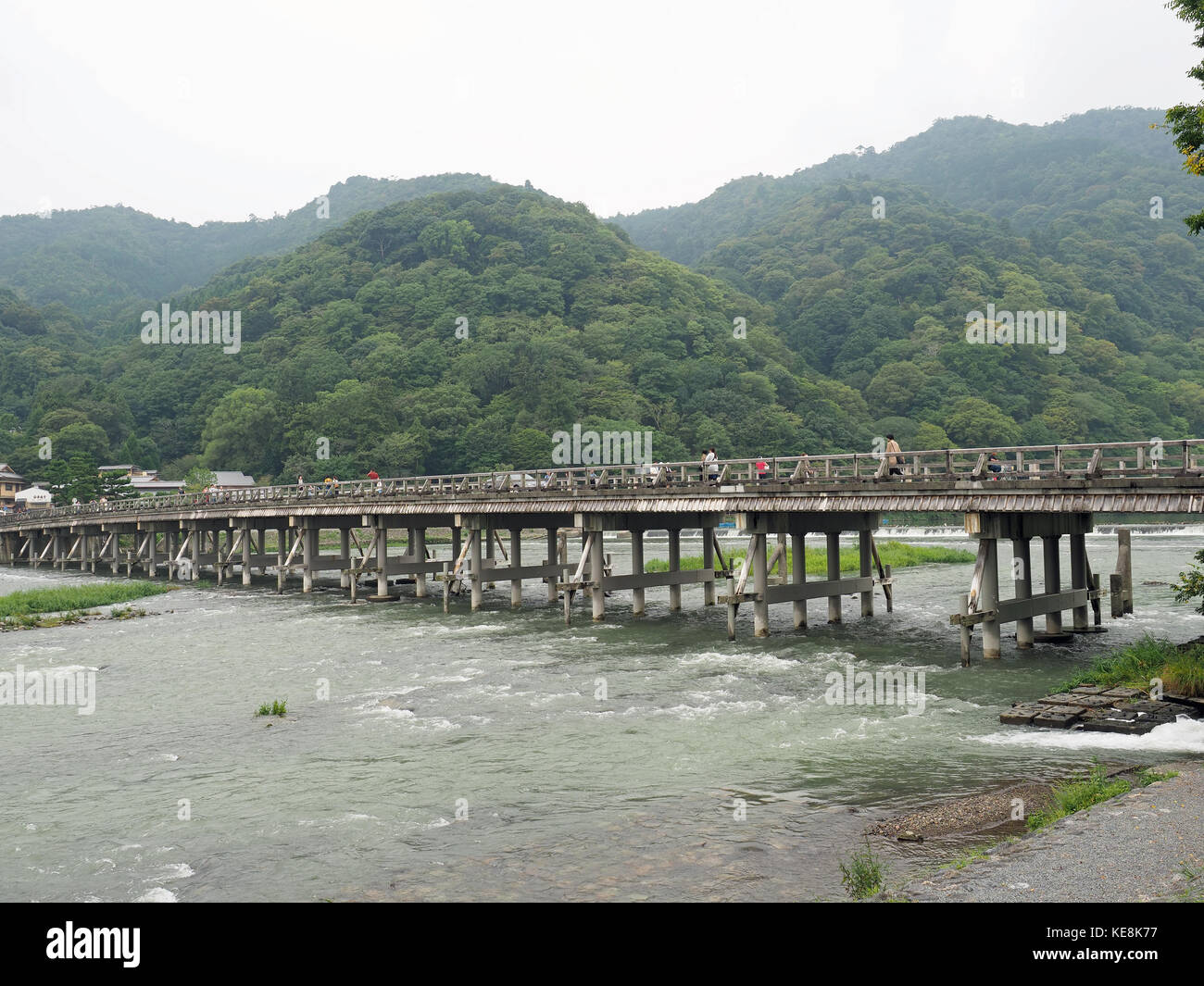 A view of the famous Togetsu-kyo Bridge over the Katsura River in ...