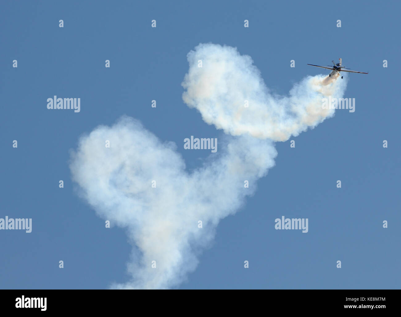 Aerobatic airplane performing stunt act Stock Photo - Alamy