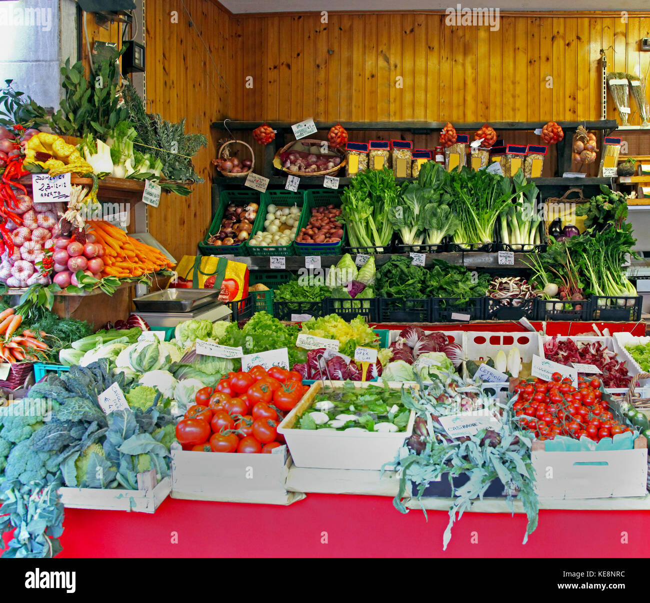Small grocery store on farmers vegetables market Stock Photo - Alamy