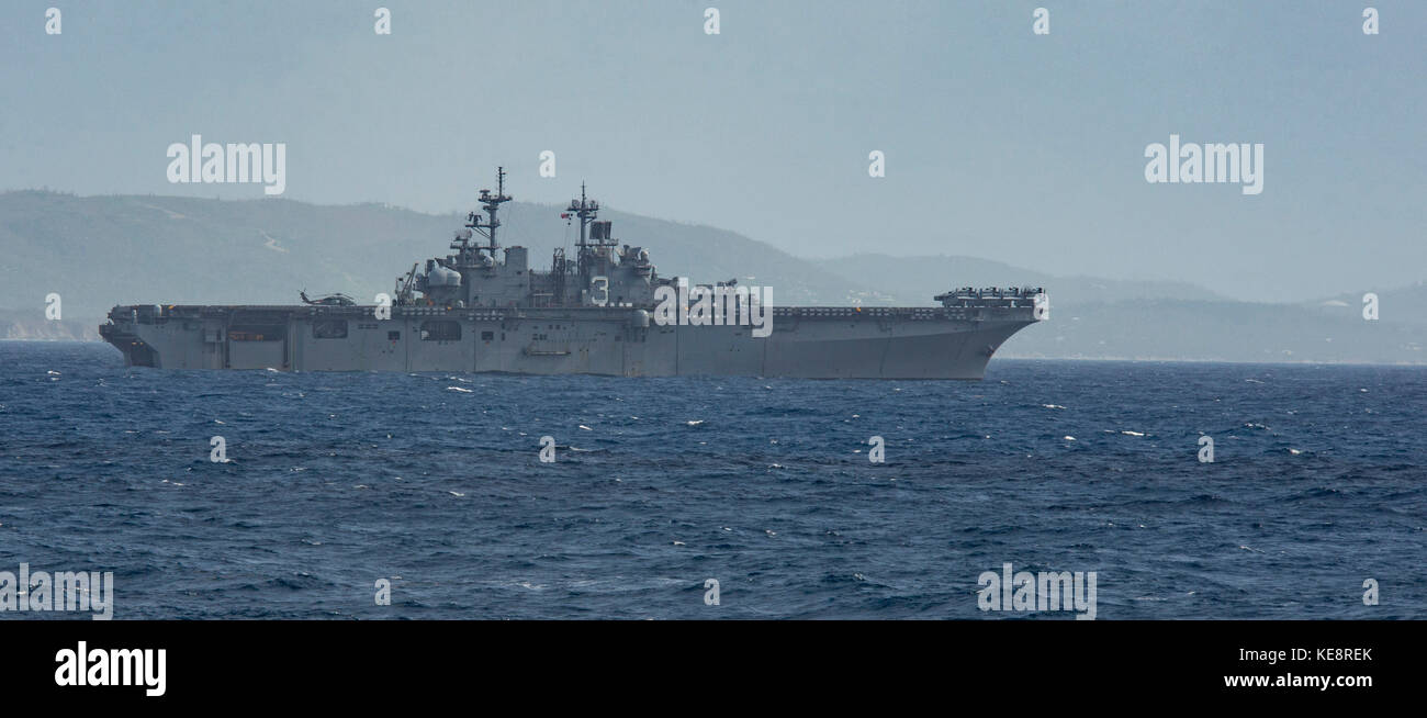 The Wasp-class amphibious assault ship USS Kearsarge (LHD 3) transits ...