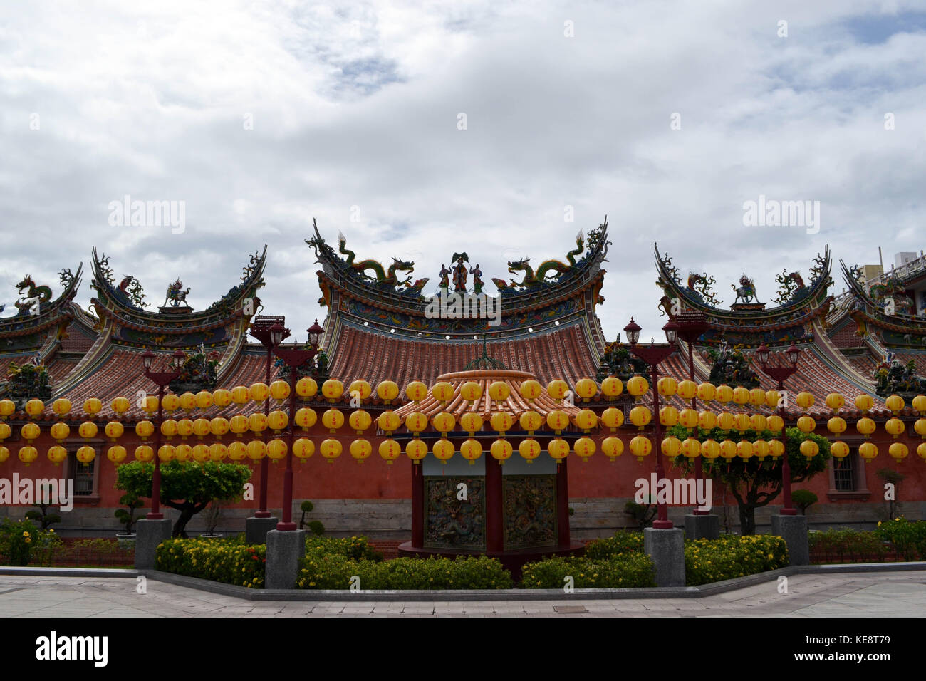 Taiwanese chinese red temple lanterns hi-res stock photography and ...