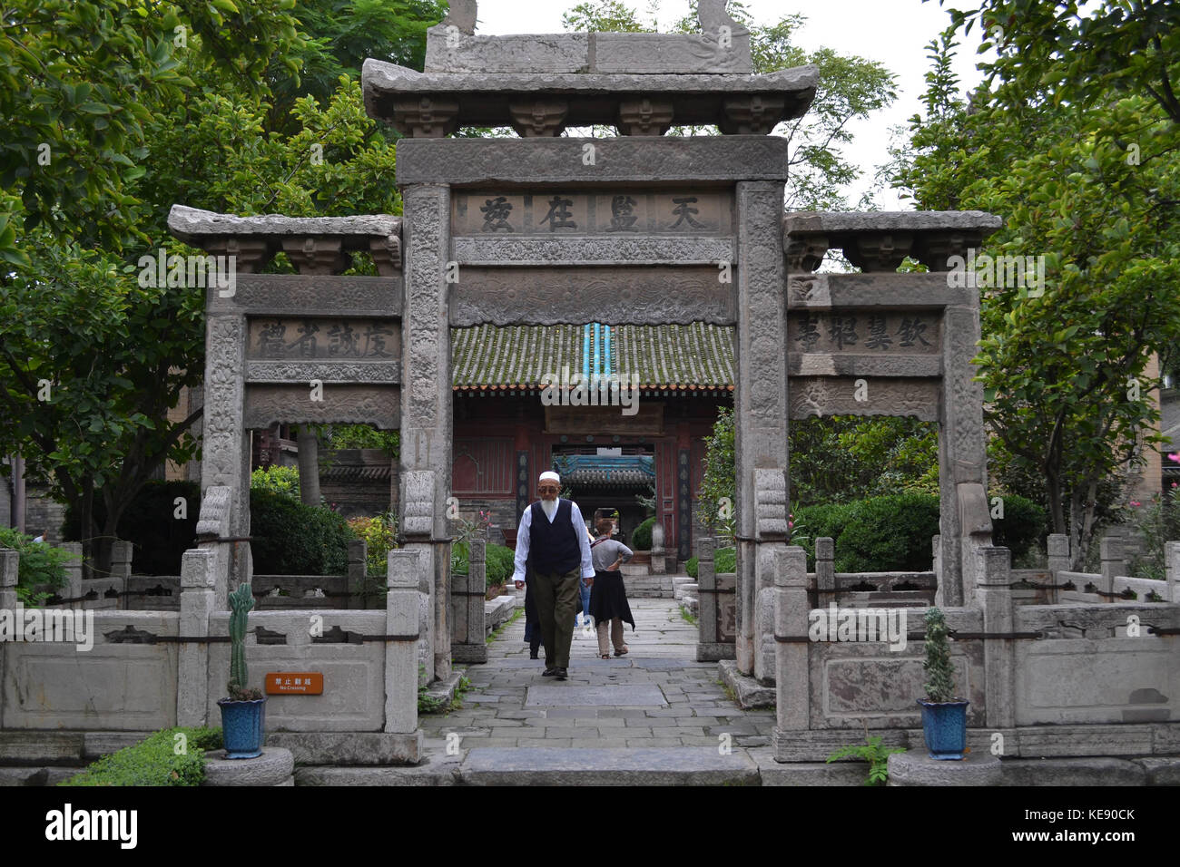 Chinese Muslims around Xi'an Great Mosque, one of the most important ...