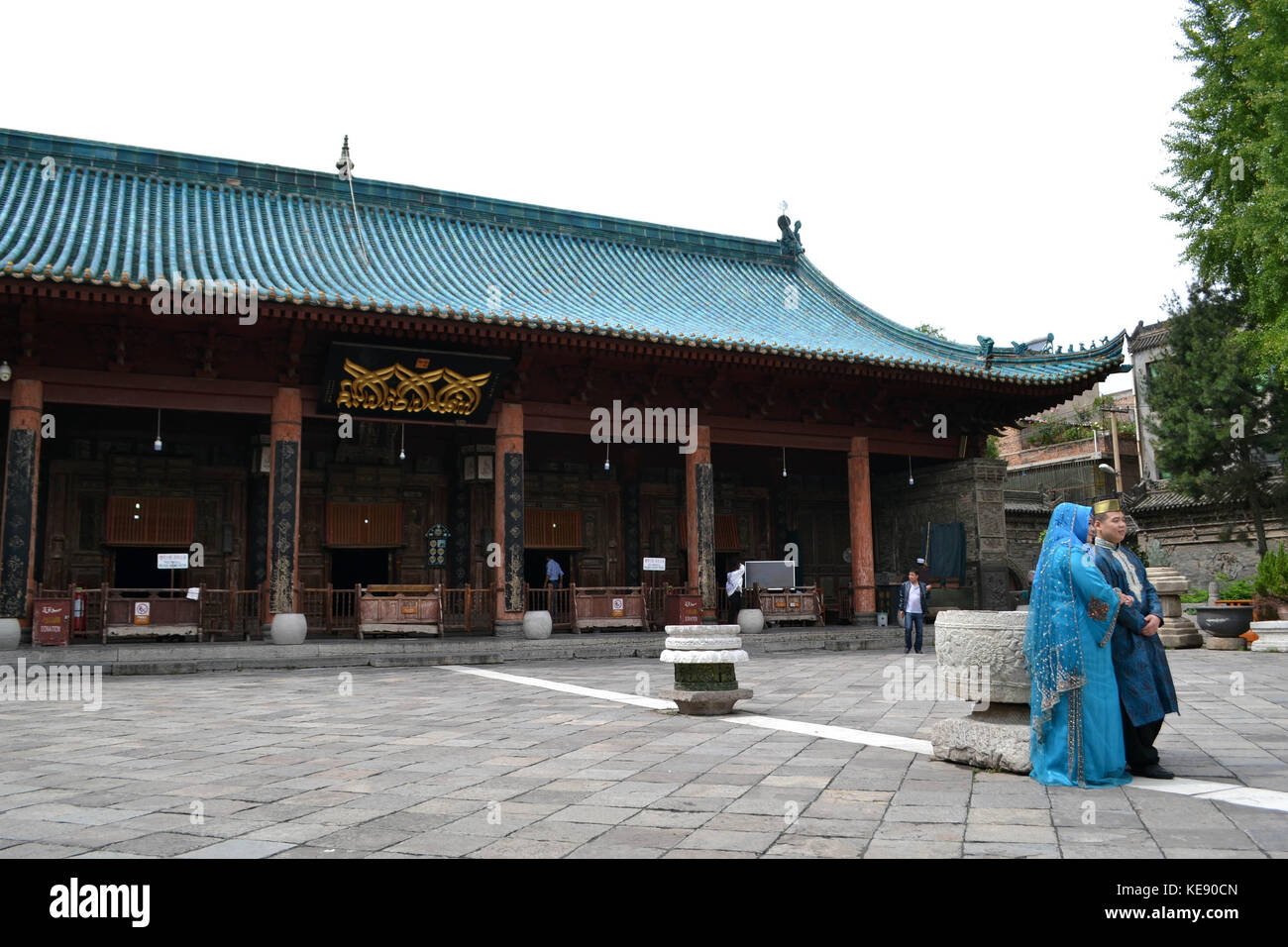 Chinese Muslims around Xi'an Great Mosque, one of the most important ...