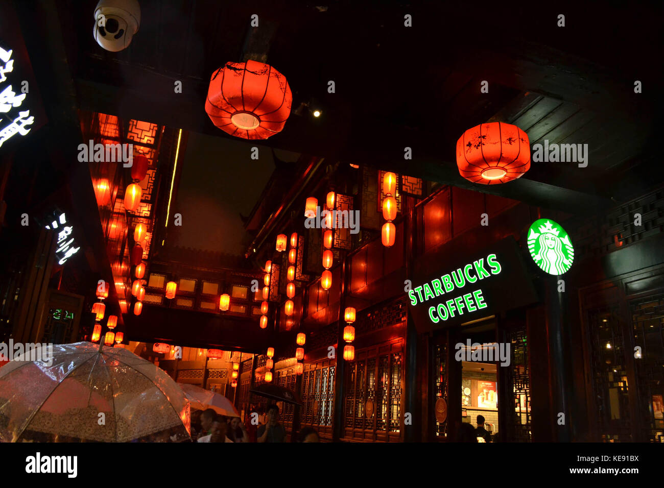 Starbucks coffee in chengdu china hi-res stock photography and images ...