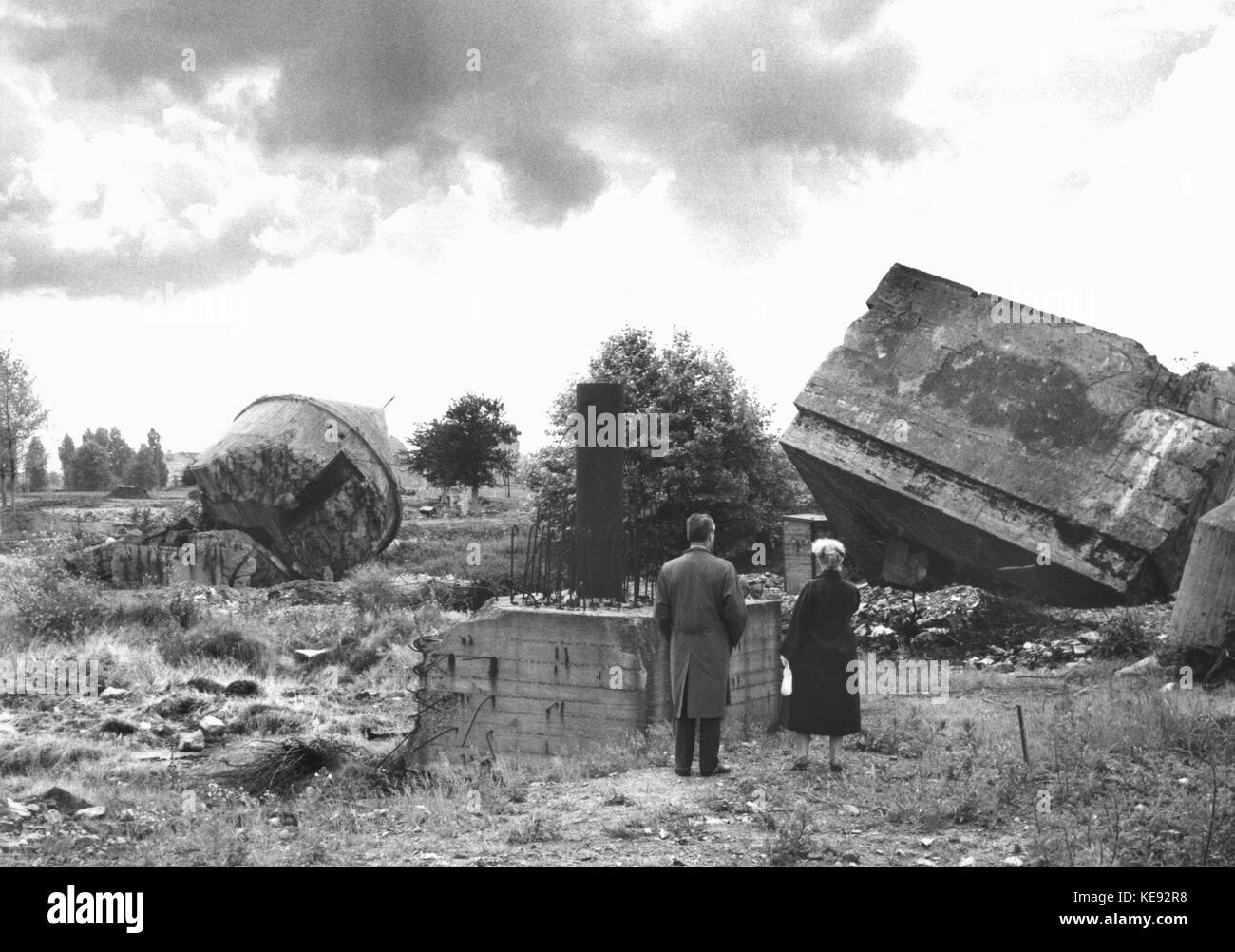 Two persons stand at the ruins of the former Reich chancellery in the ...