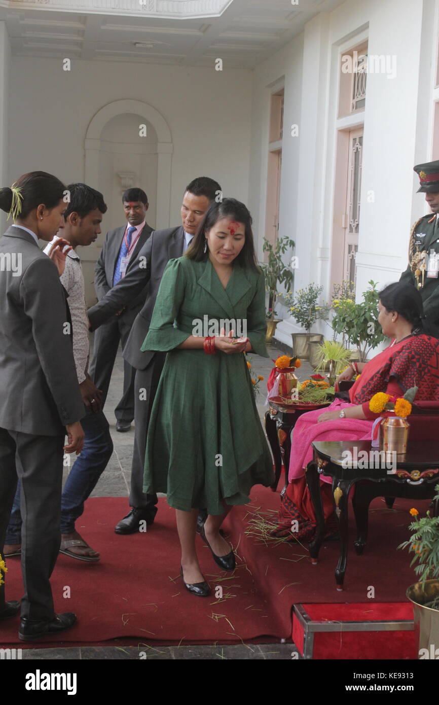 Woman with tika on forehead nepal hi-res stock photography and images ...
