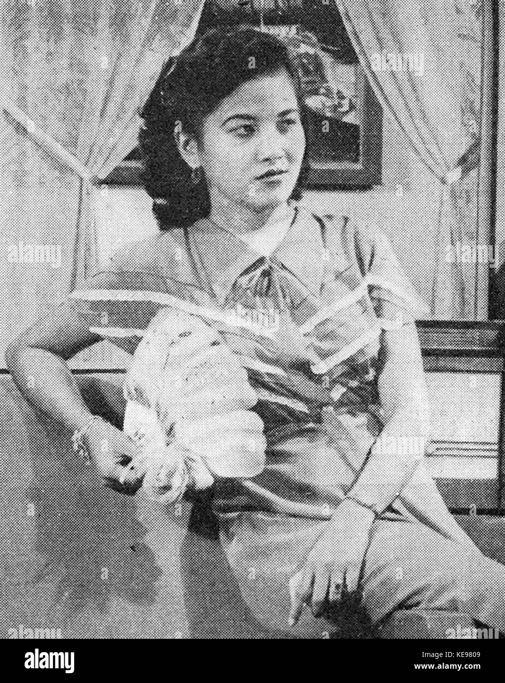 Titien Sumarni, Film Varia 1.4 (March 1954), p18 Stock Photo - Alamy