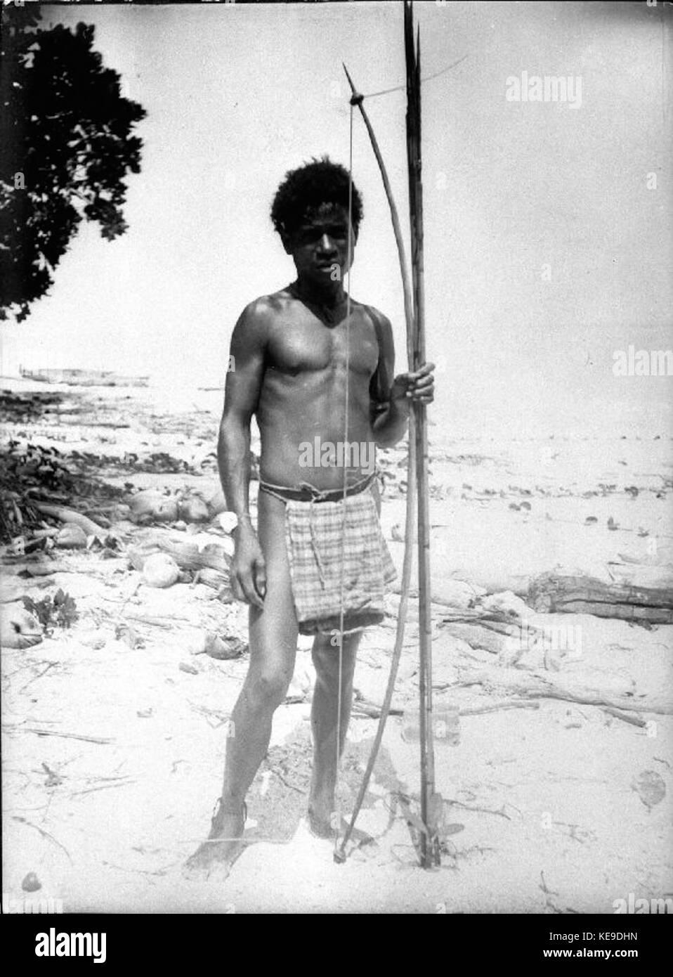 Portret van een jonge man met pijl en boog op het strand van Poel ...