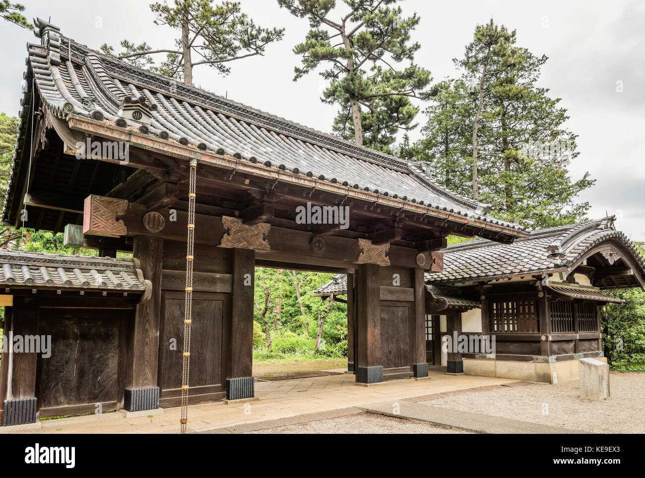 Japanese house gate hi-res stock photography and images - Alamy